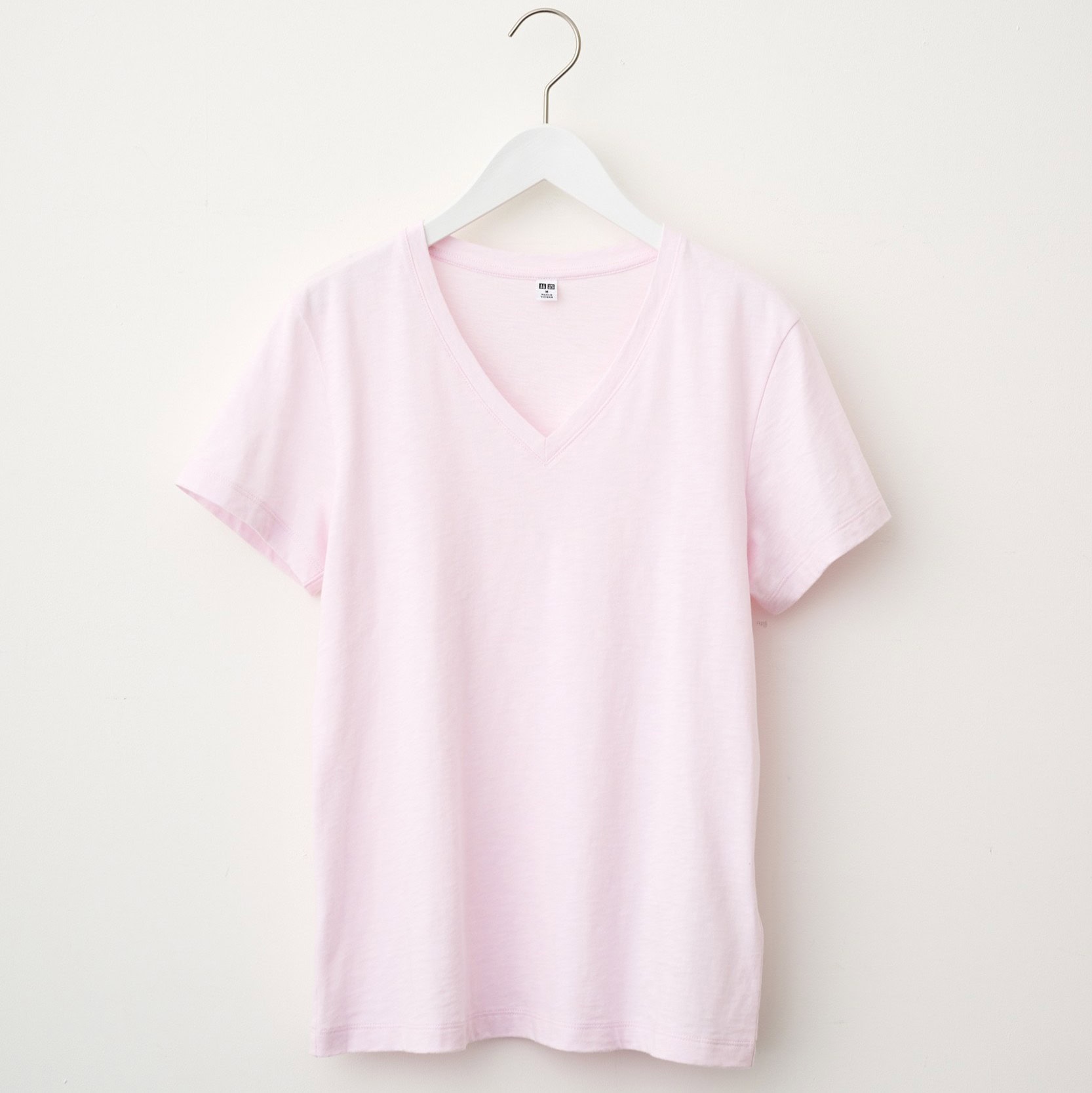 【ユニクロで指名買い】50代が選ぶべき1着大人のTシャツ、気分はクルーネックからVネックへ （2ページ目） | 【公式】大人のおしゃれ手帖web